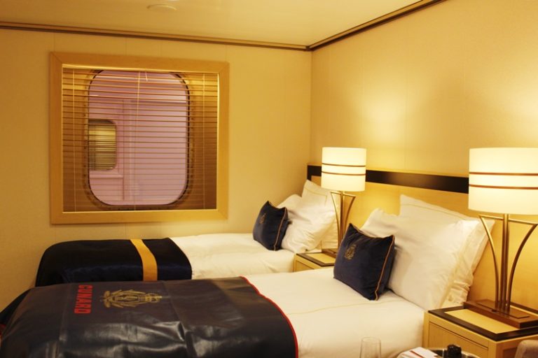 Queen Mary 2 Kurzkreuzfahrt_1_Kabine Atriumblick_Atrium view ...